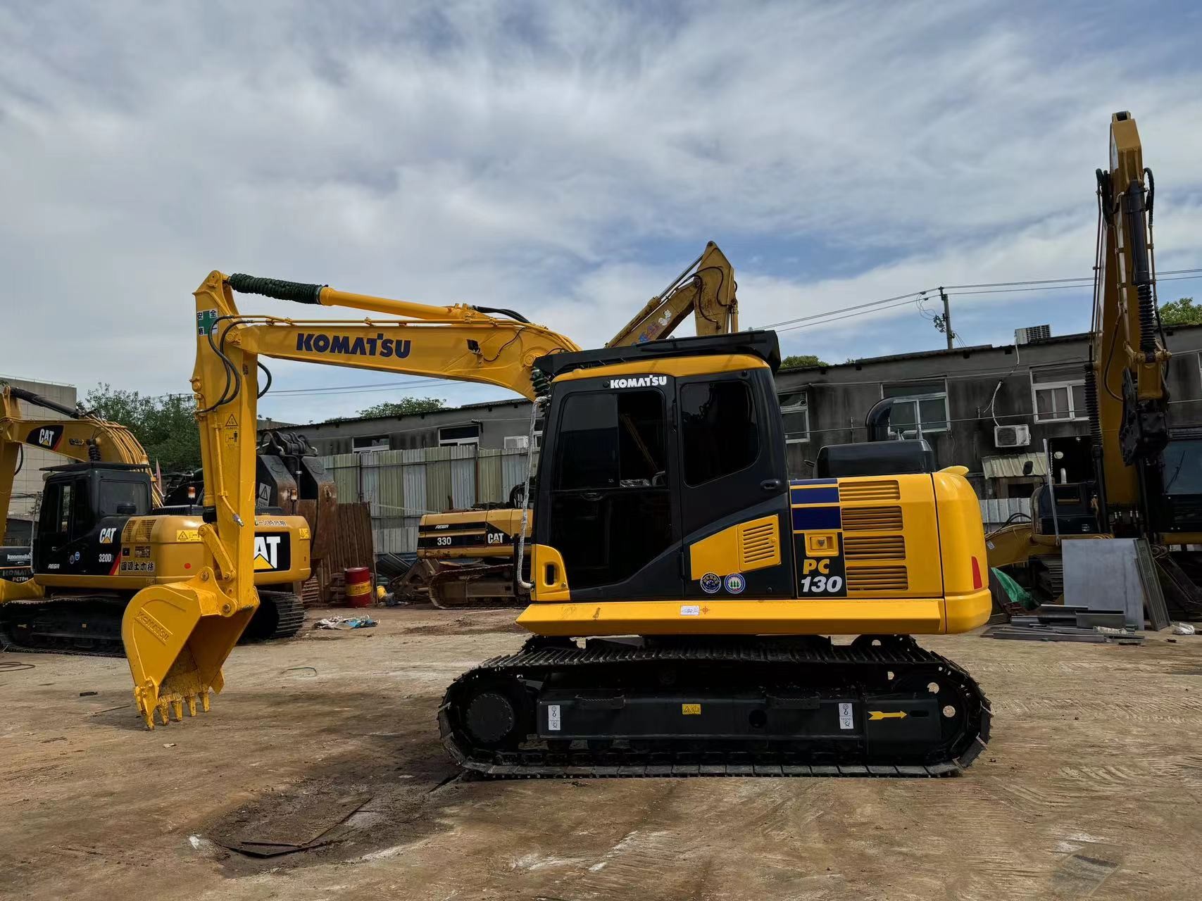 13 ตัน ของแท้ของญี่ปุ่น มือสอง Komatsu PC130-7 เครื่องขุดคราว์เลอร์